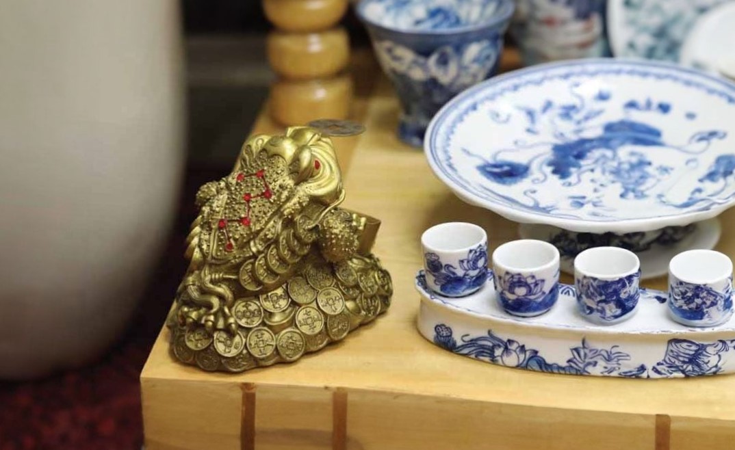 Nên đặt Cóc Thiềm Thừ quay ra hay quay vào để thu hút tài lộc?