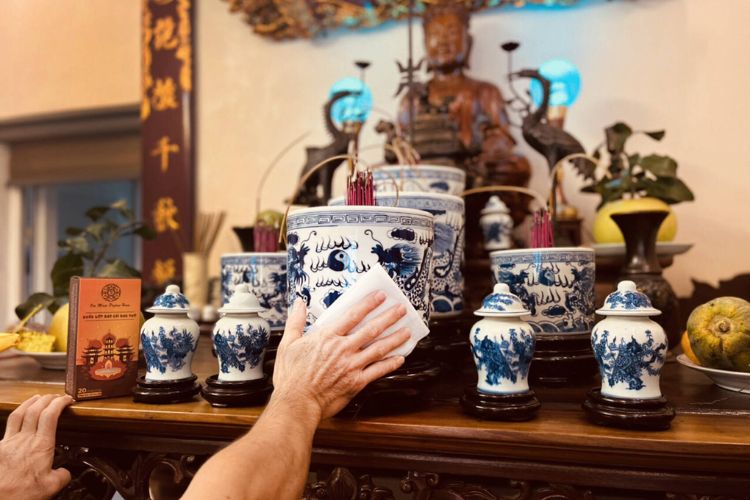 5 lưu ý bạn bắt buộc phải nắm rõ khi lau dọn Ban thờ Thần tài