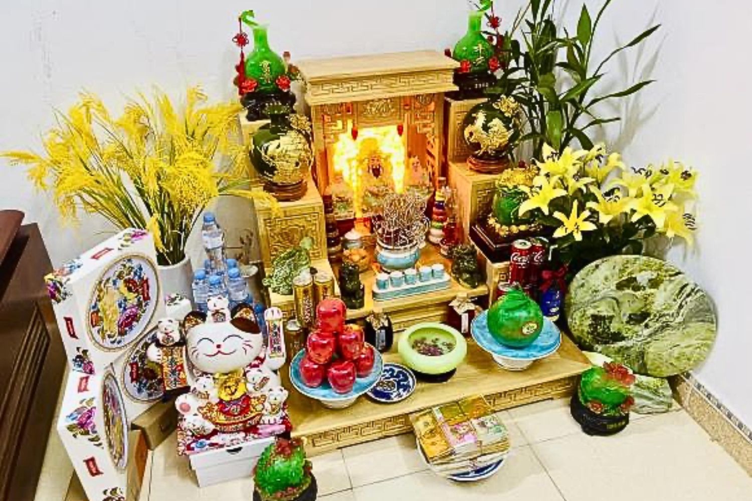 Gia chủ sinh năm 1976 Bính Thìn nên đặt ban thờ Thần tài hướng nào năm ...