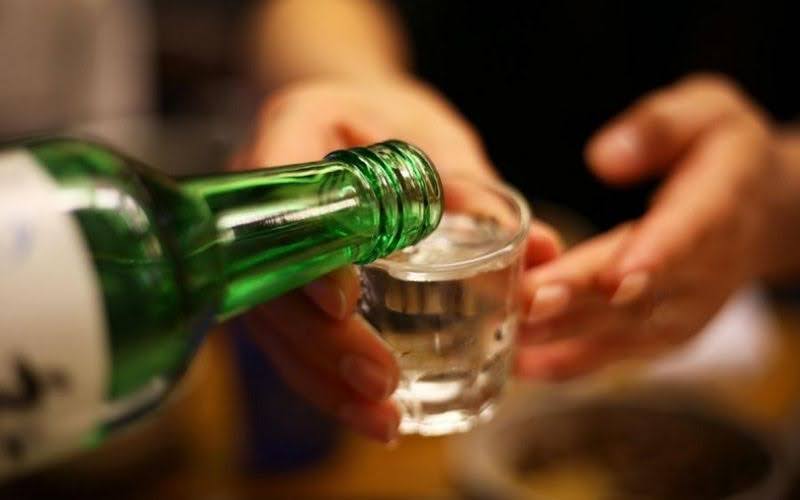 Soju Hàn Quốc: Nồng độ cồn, cách uống đúng bạn nên biết