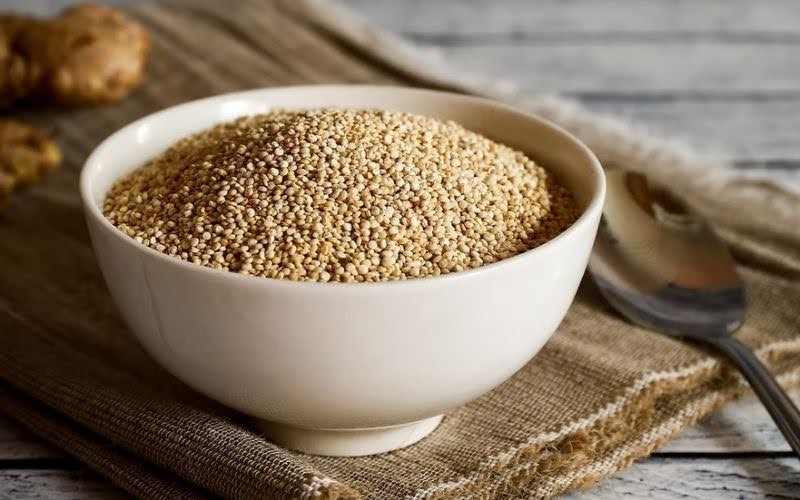 100g hạt diêm mạch (quinoa) chứa bao nhiêu chất xơ?
