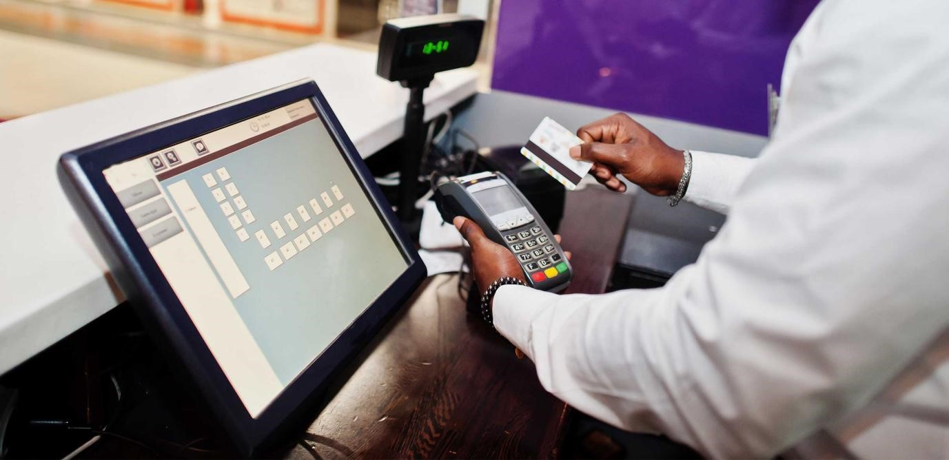 Máy POS cầm tay và máy POS để bàn khác nhau như thế nào?